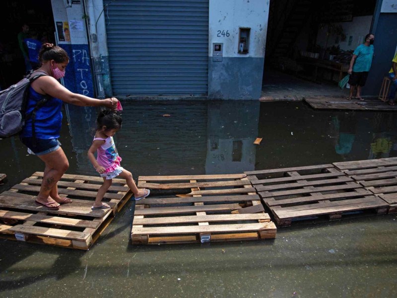 Cheias no Amazonas passam marca histórica e prejudicam população