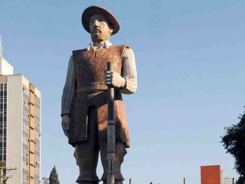 Justiça de SP libera acusados de incendiar a estátua de Borba Gato