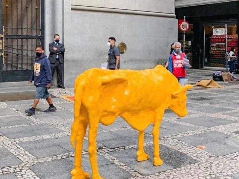 'Vaca magra' é instalada em frente à Bolsa de Valores de SP