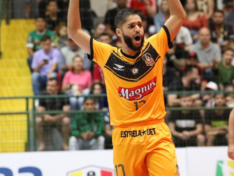 Magnus assume a liderança da LNF