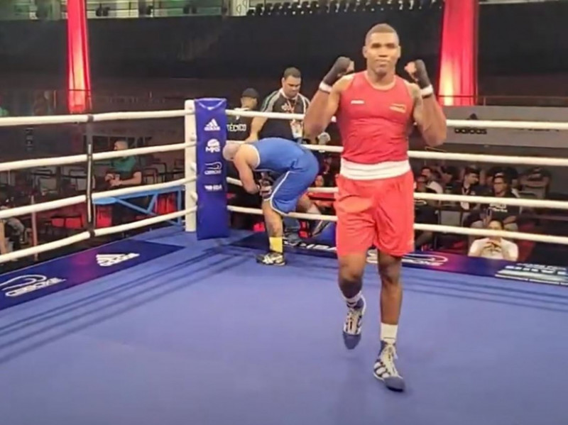 Abner Teixeira vence por nocaute em estreia no Brasileiro de Boxe