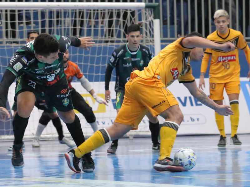 Magnus perde, mas fecha na liderança