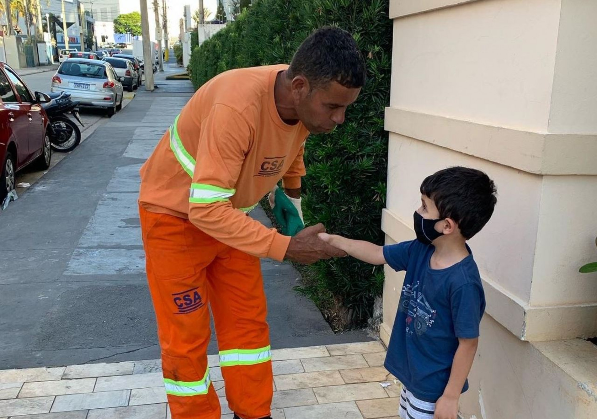 Gesto de criança reforça importância dos coletores