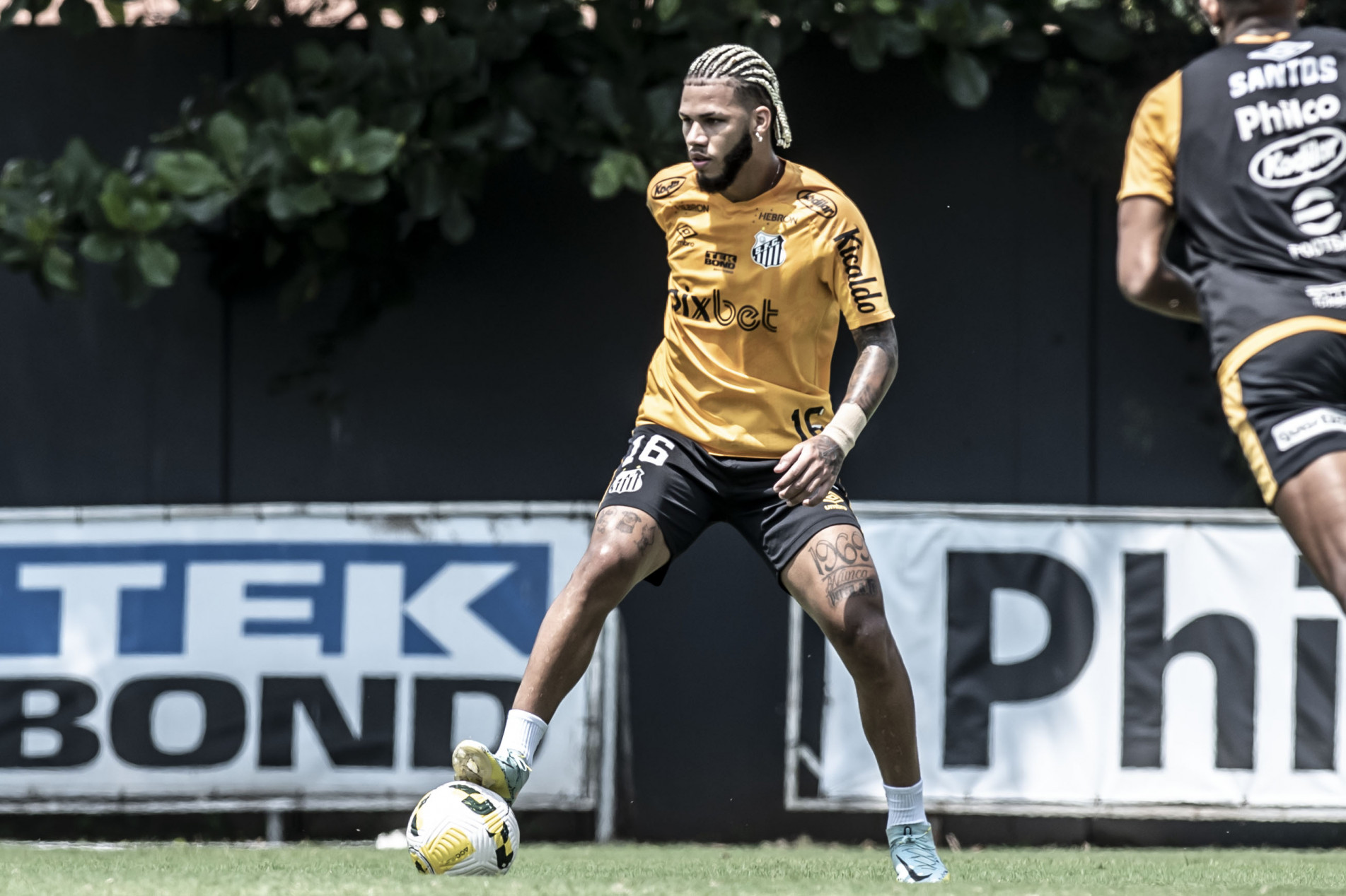 Nathan disputa vaga na lateral do Santos