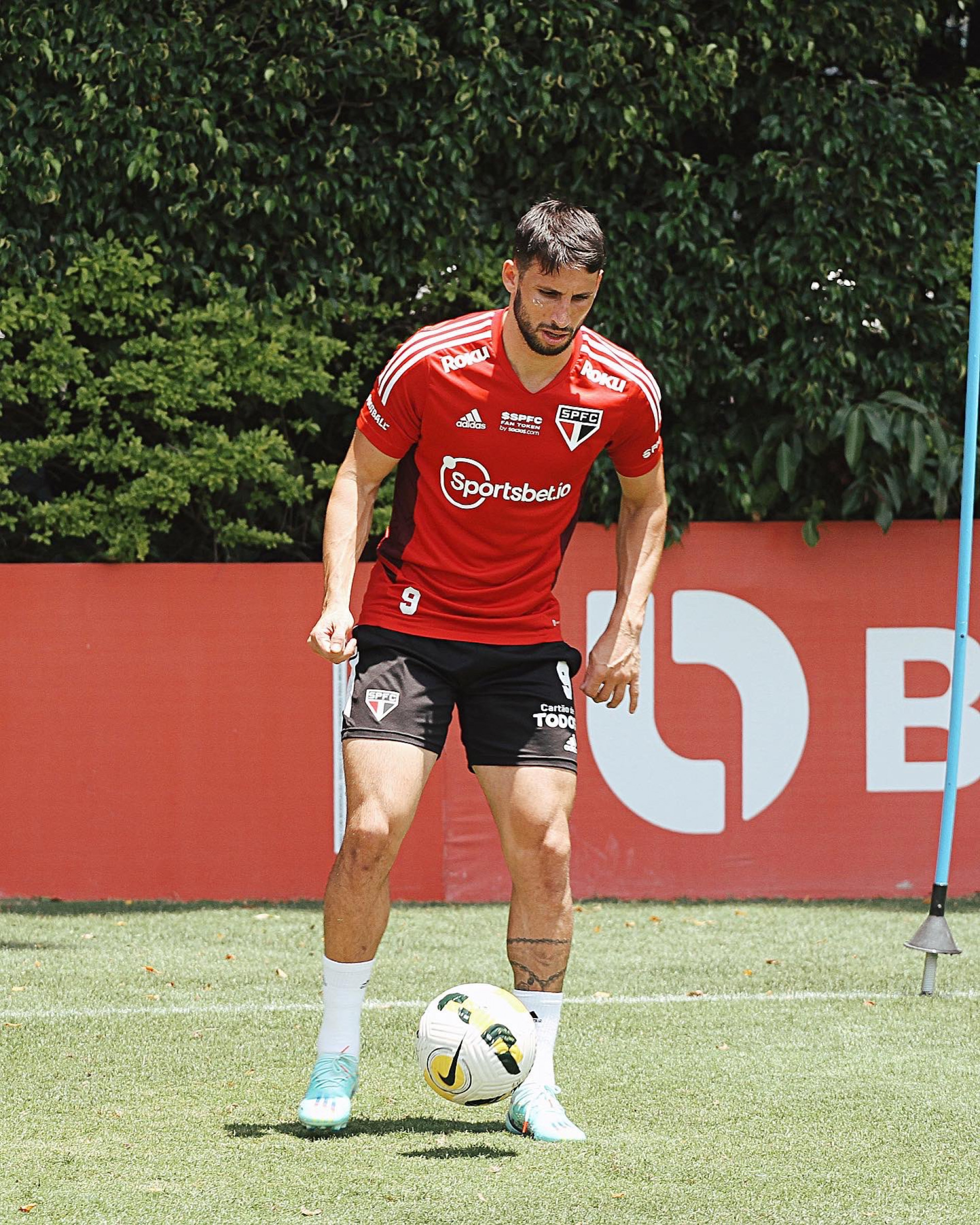 Calleri treina e reforça o São Paulo contra o Inter