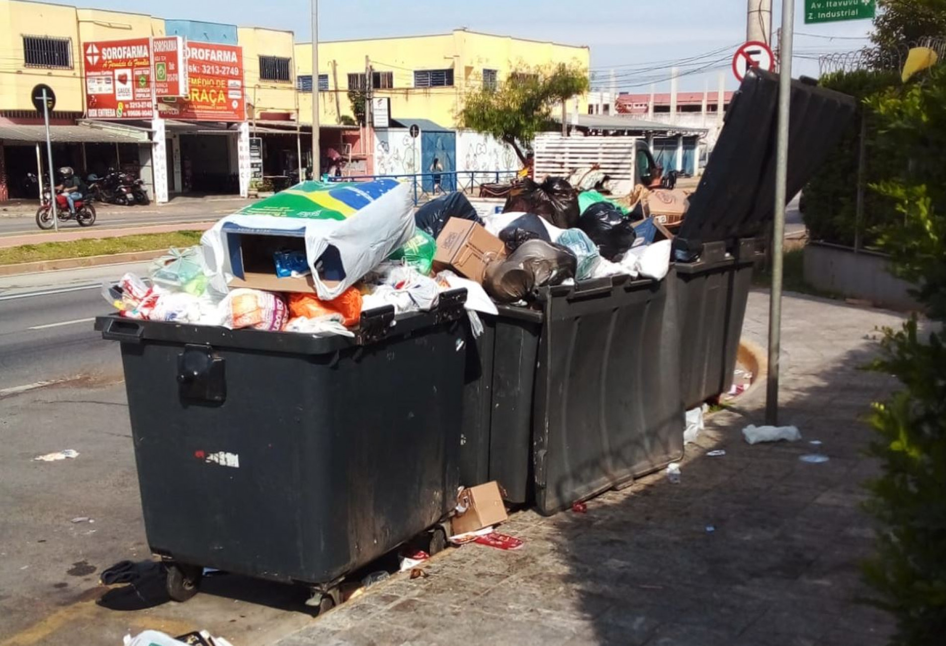 Excesso de lixo em contêineres incomoda na avenida Ipanema