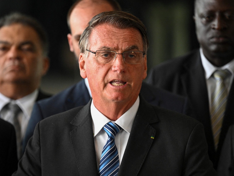 Bolsonaro promove 10 generais do Exército