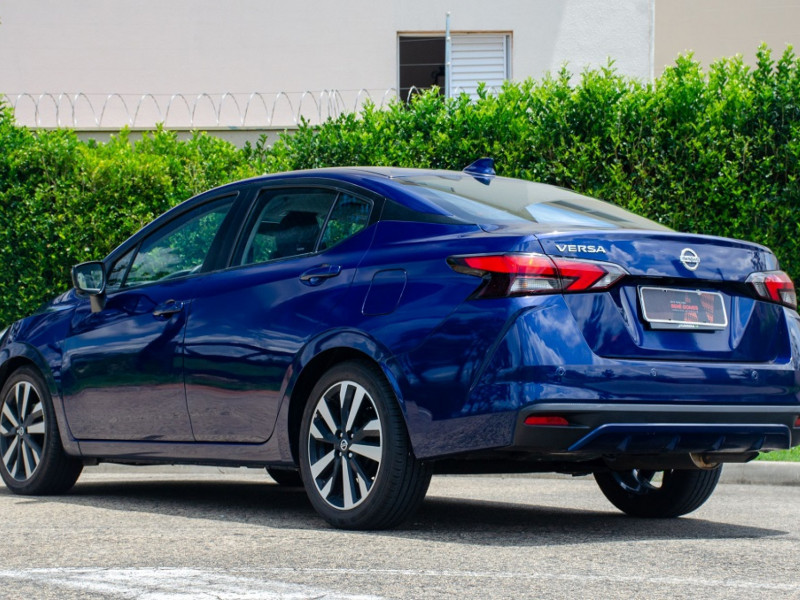 Nissan Versa está de volta ao jogo e continua um sedã elegante