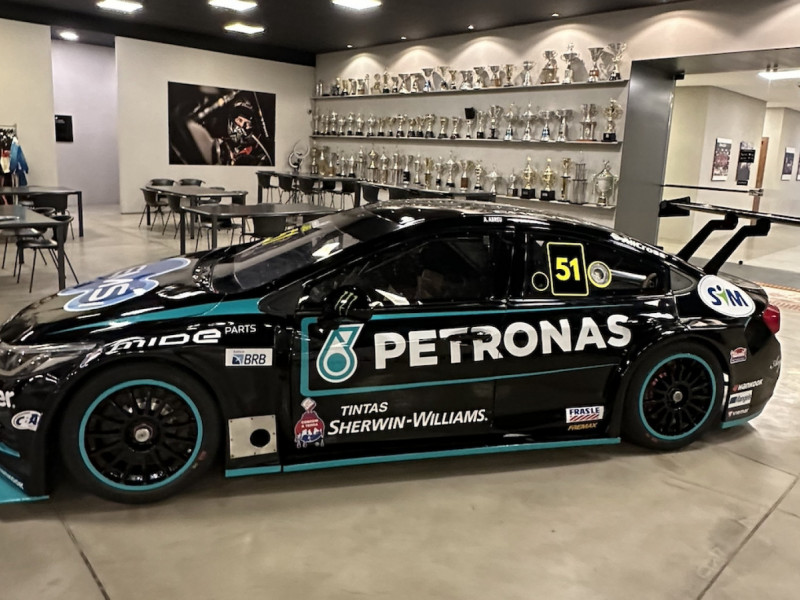 Em novo carro, Átila Abreu troca o vermelho pelo preto na Stock Car