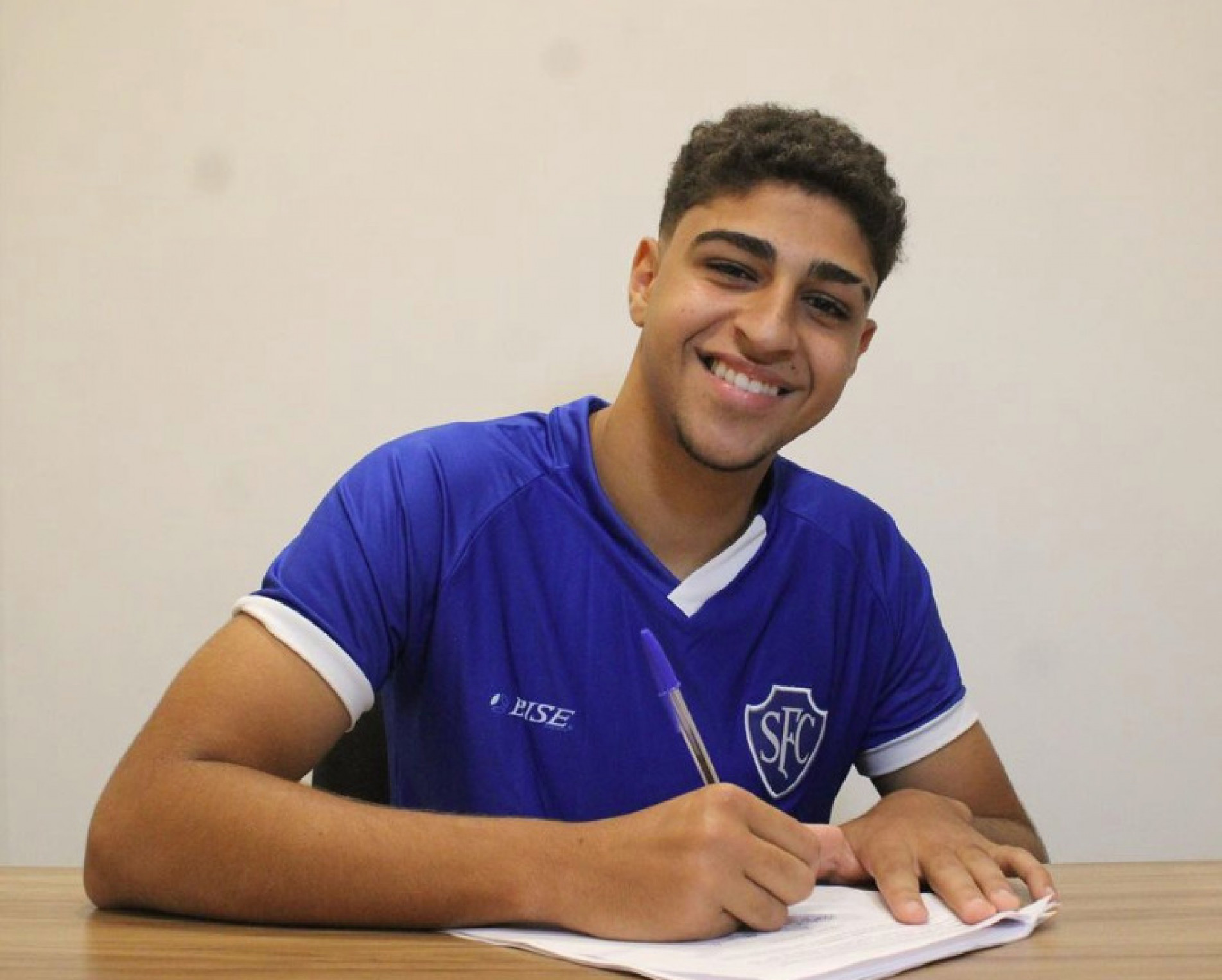 Filho de Adriano Imperador assina primeiro contrato profissional