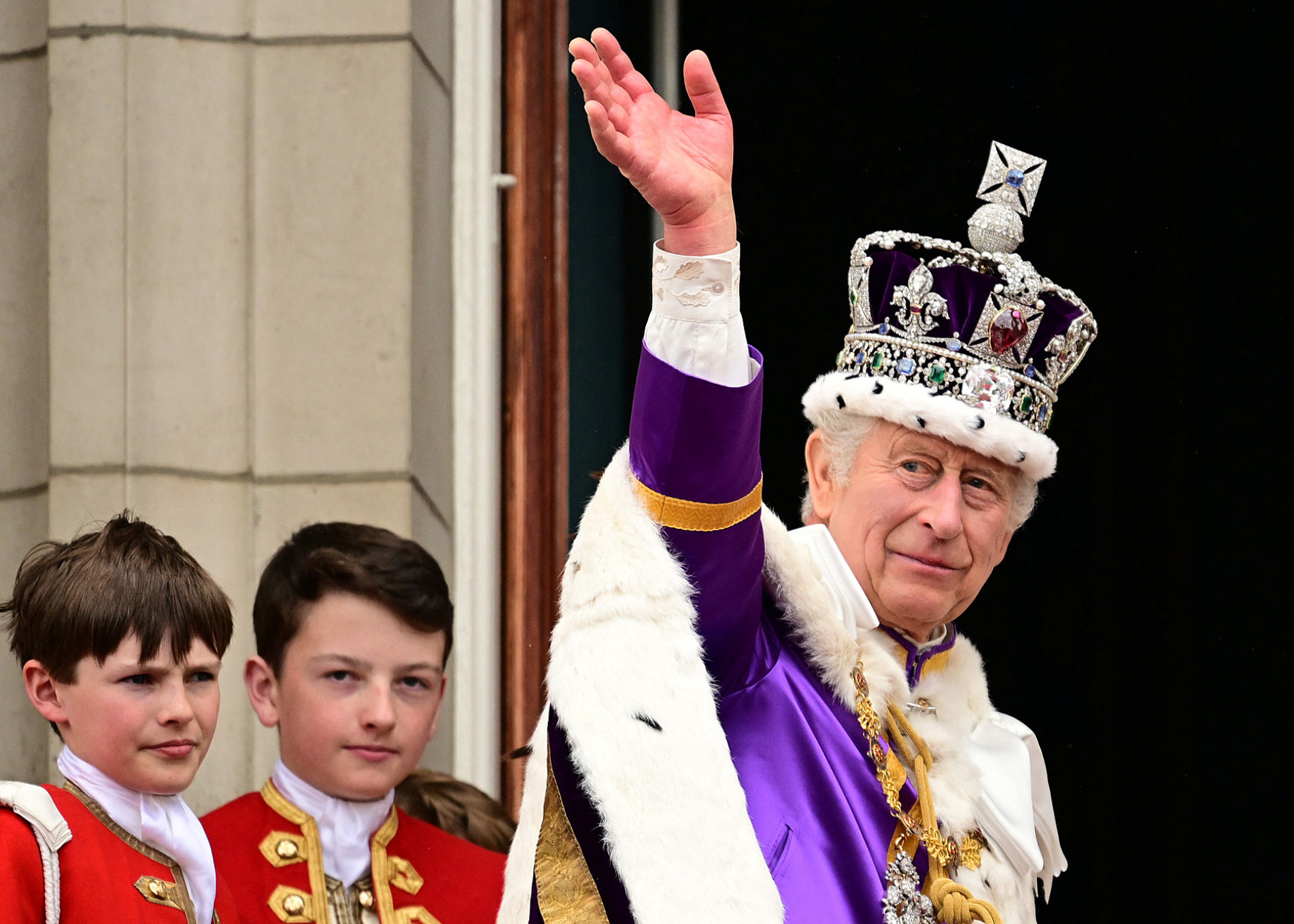 Charles III é coroado monarca do Reino Unido