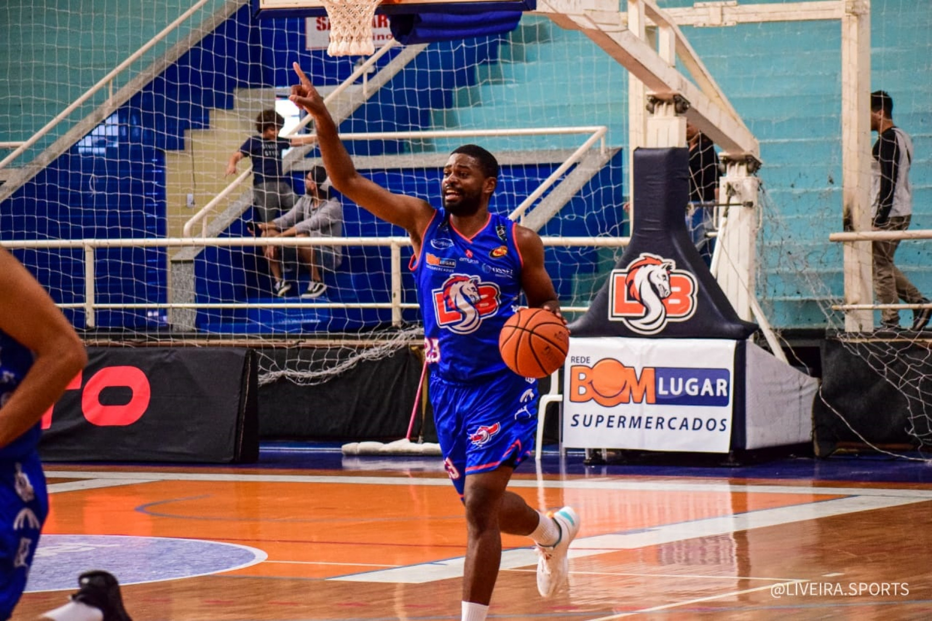 LSB vence São Caetano e segue líder, com 100%