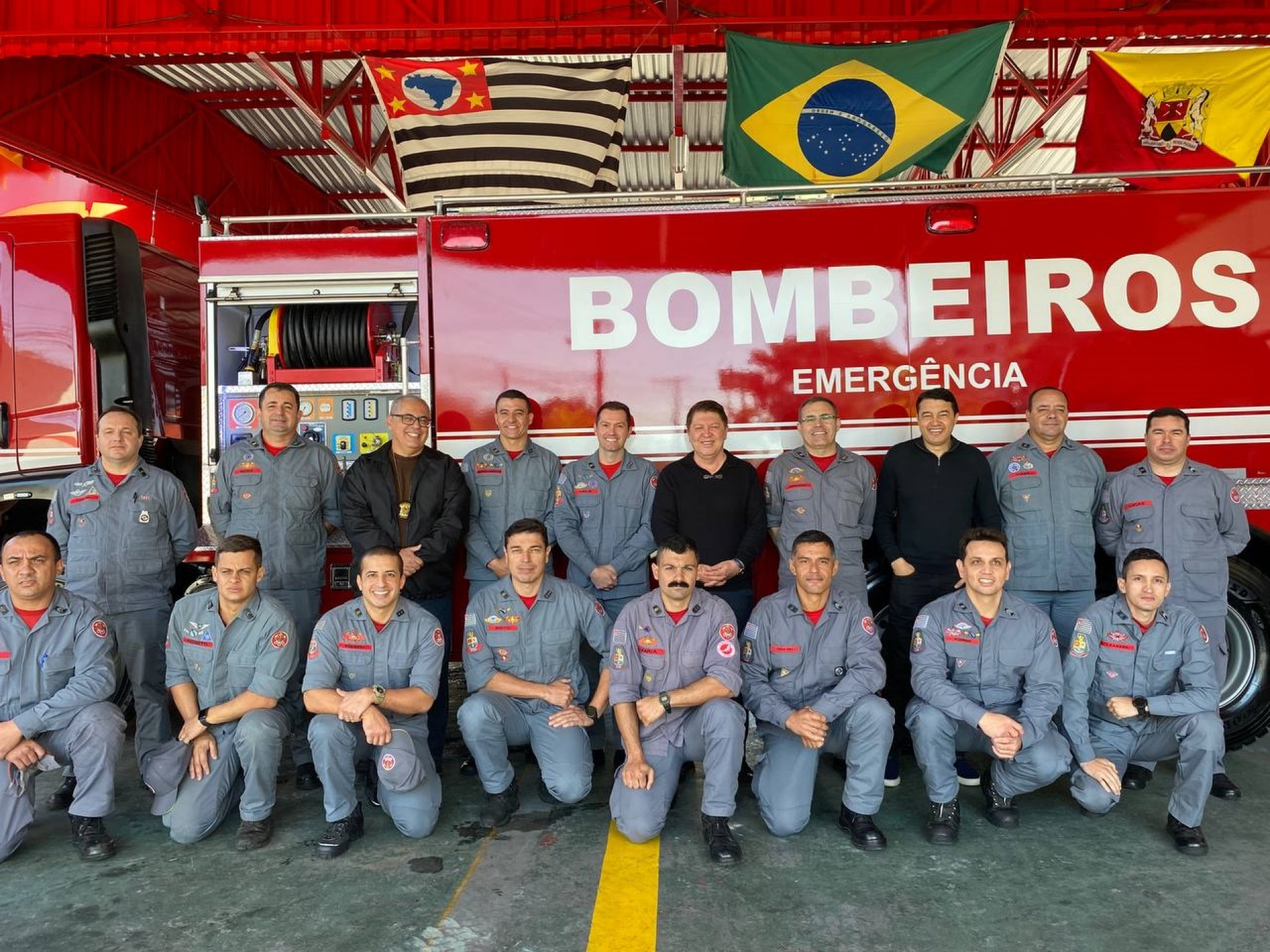Deputados entregam nova viatura ao Corpo de Bombeiros de Sorocaba