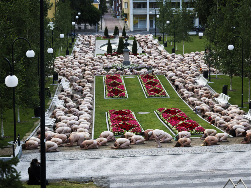 Mil pessoas posam sem roupa na Finlândia