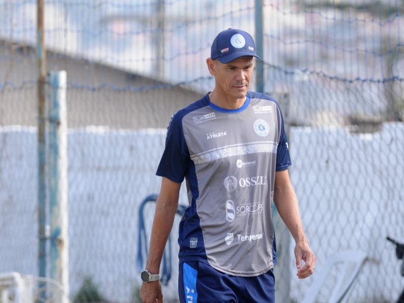 Toth mantém a cabeça na classificação