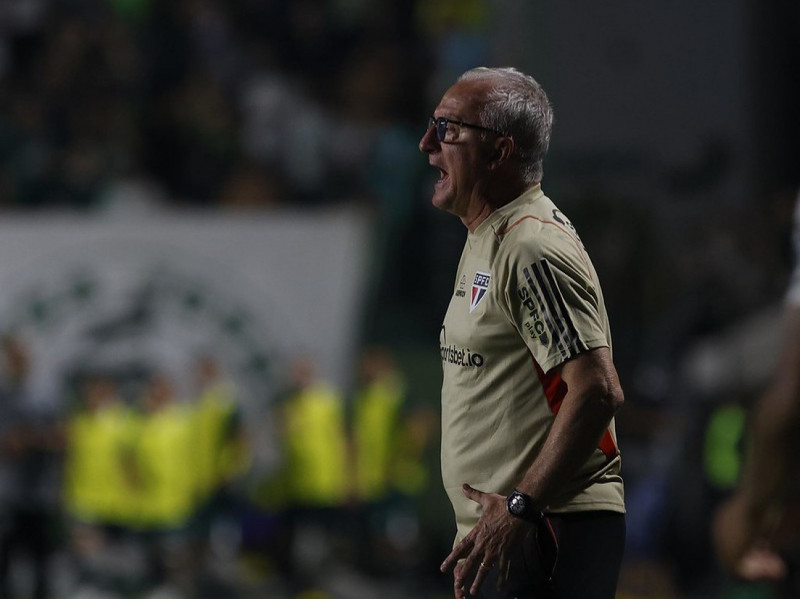 Dorival chama a atenção dos jogadores