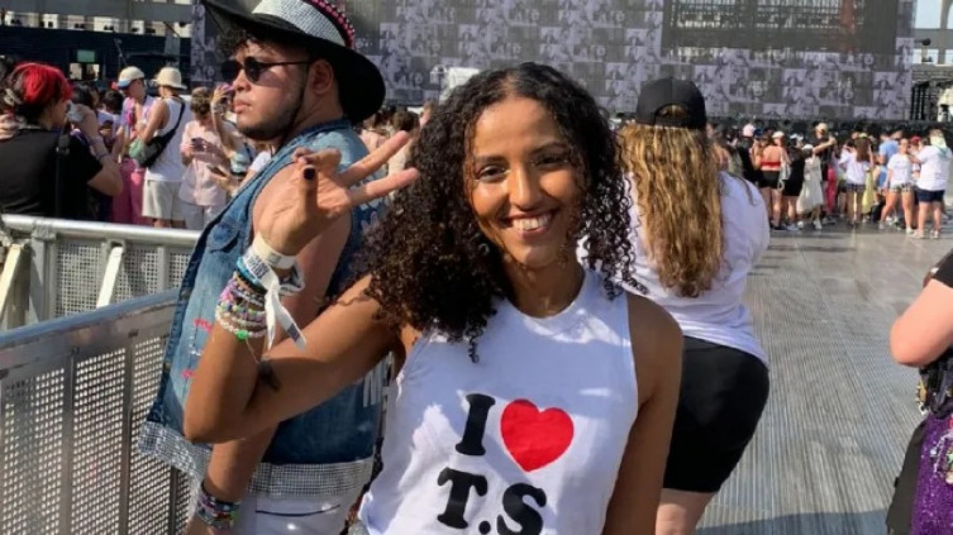 Corpo de Ana Benevides, morta no show de Taylor, é sepultado