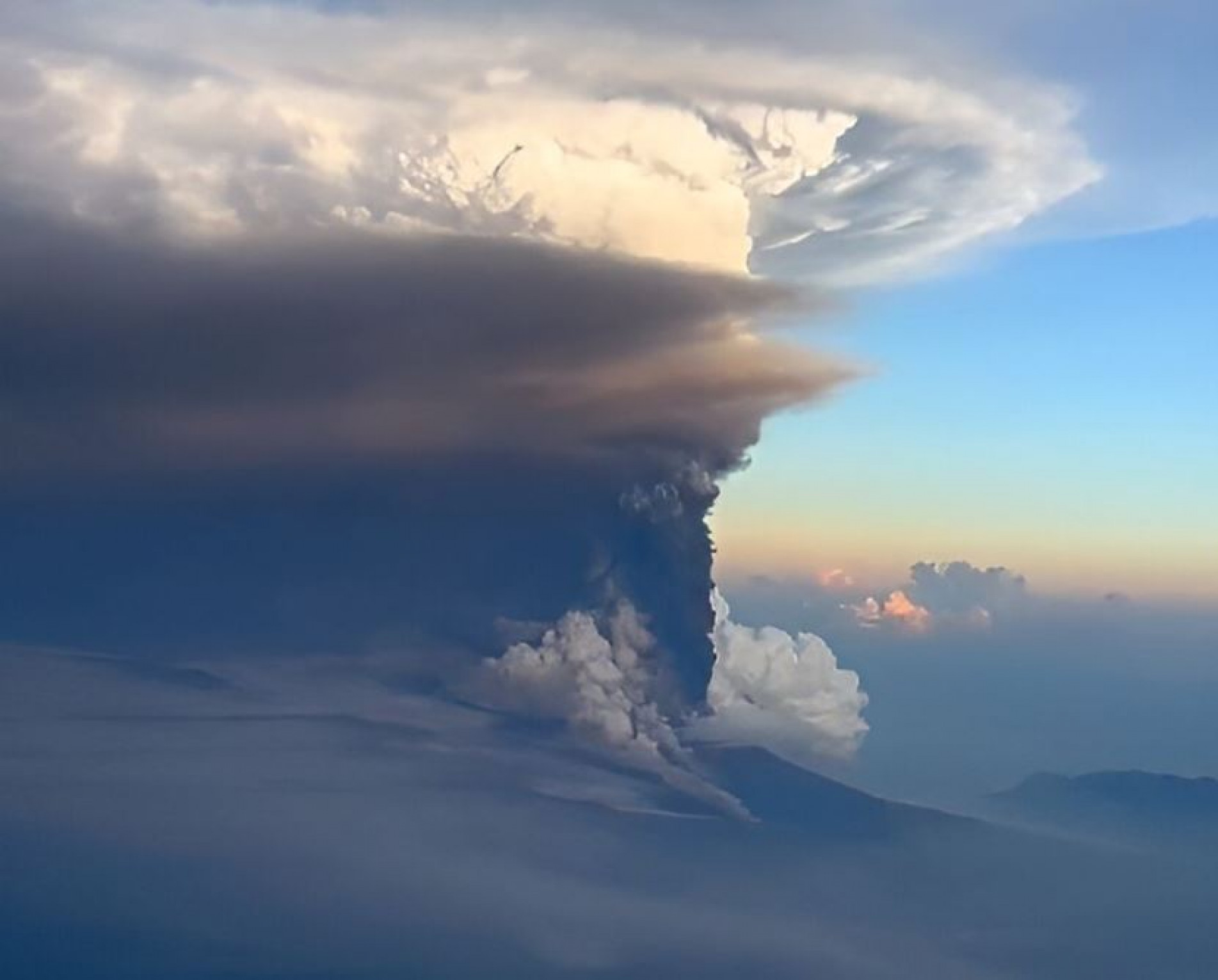 Vulcão de Papua Nova-Guiné tem erupção 'gigantesca' e expele lava a 15 ...