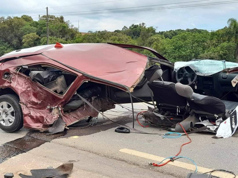 Carro é partido ao meio após bater contra outro veículo