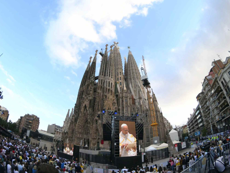 Papa Leão XIV abençoa torre da igreja mais alta do mundo